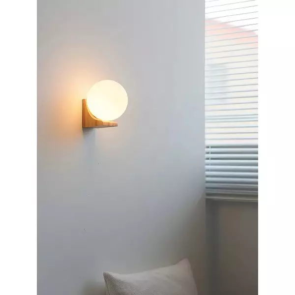 Minimalistyczna drewniana geometryczna lampa ścienna w kształcie kuli ...