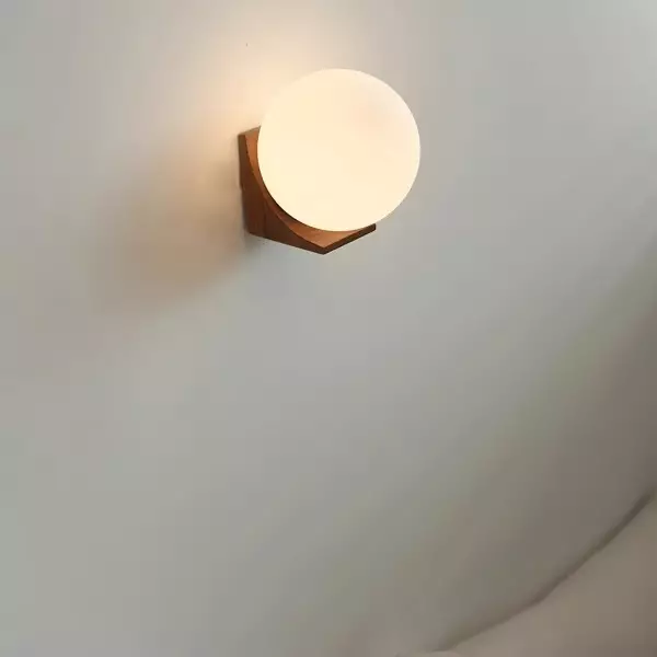 Minimalistyczna drewniana geometryczna lampa ścienna w kształcie kuli ...
